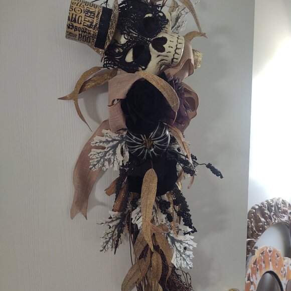MaD-HaTteR Skeleton 🎩 Lacey Mask Wreath-BouQueT